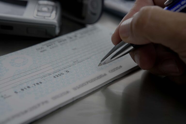 ¿Cuáles son las razones por las que se rechaza un cheque?